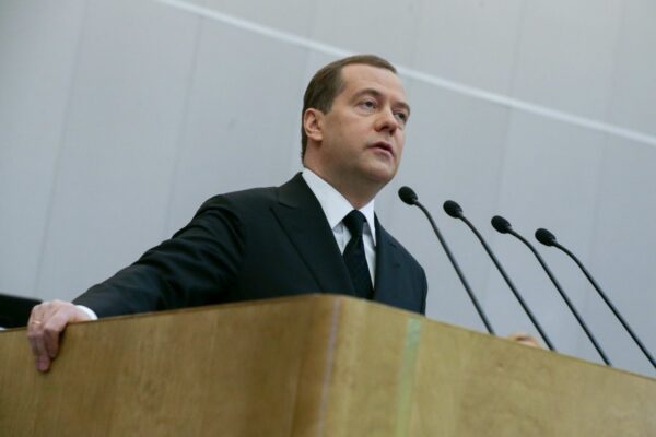 Медведев назвал число россиян, заключивших контракты с Минобороны в ...